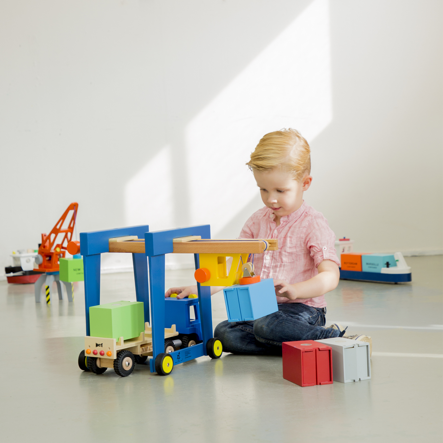 Container crane on wheels | New Classic Toys